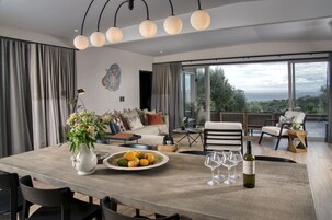 Villa de Luxo | Sala de estar | Televisor LCD de 32 polegadas com canais via satélite, televisor 