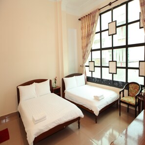 Quarto quádruplo | Escrivaninha, espaço de trabalho para notebook, Wi-Fi de cortesia