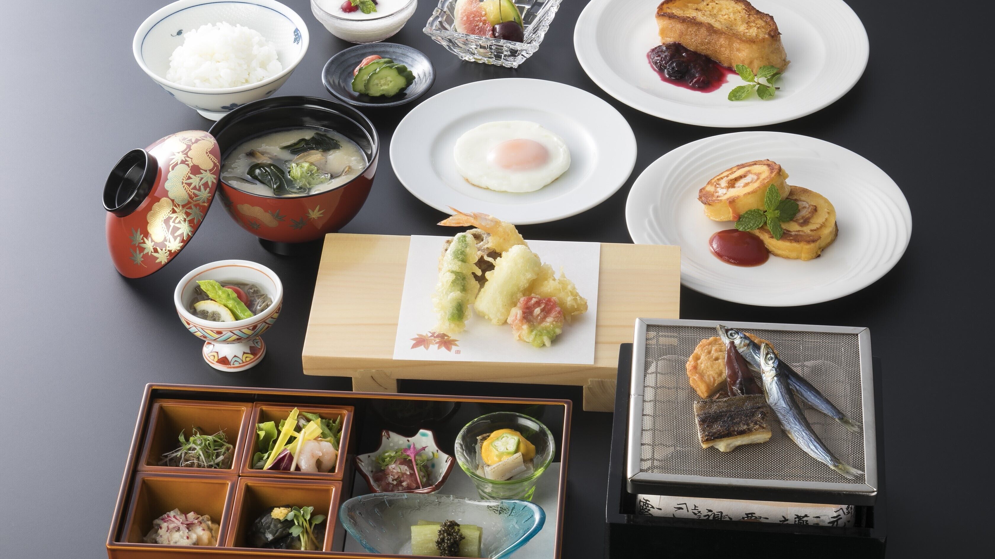 Diversos pratos japoneses, incluindo sushi, tempura e uma seleção de acompanhamentos.