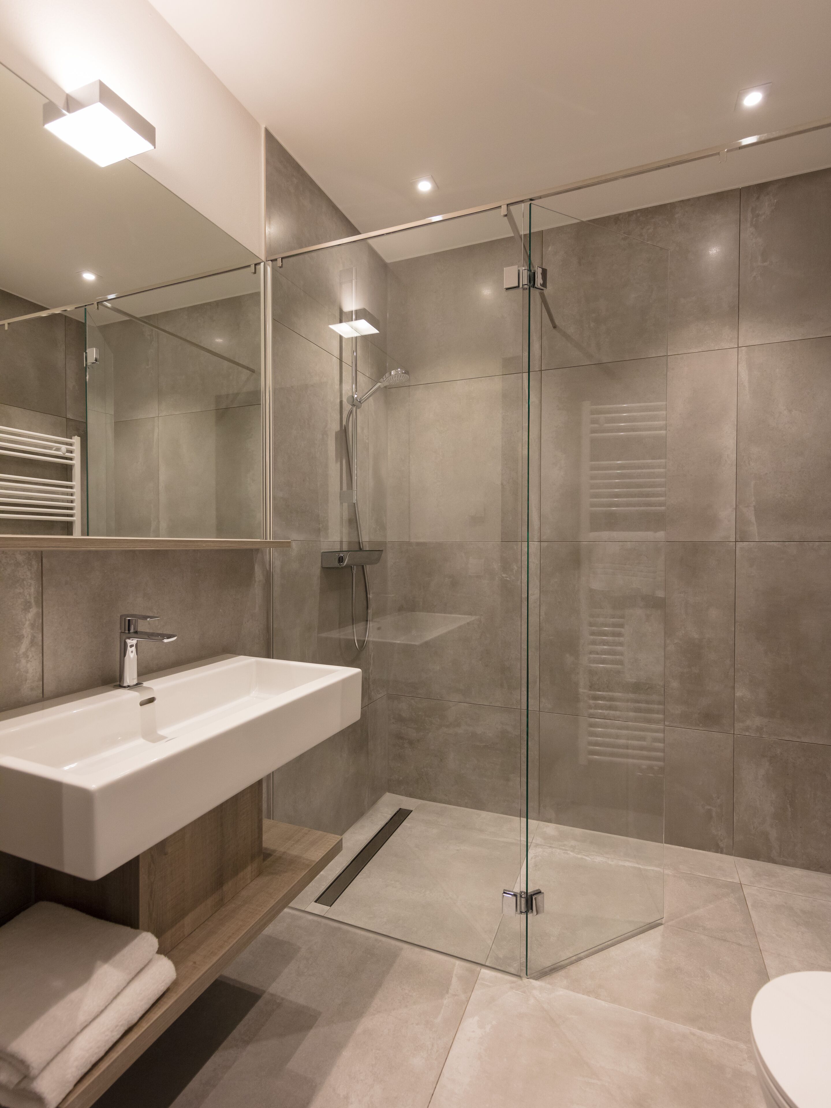 Um polibã, um secador de cabelo, Piso aquecido (casa de banho) 