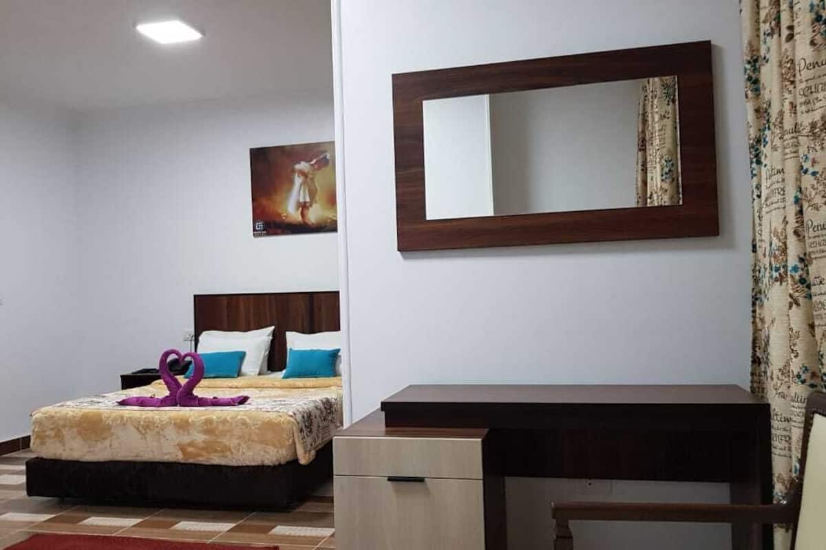 1 quarto, roupa de alta qualidade, camas de colchão pillowtop, minibar