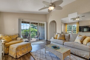 Condo, 2 quartos | Sala de estar | Smart TV