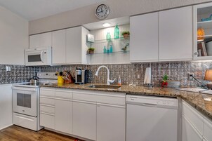 Condo, 2 quartos | Cozinha privada | Geladeira, micro-ondas, fogão, lava-louças