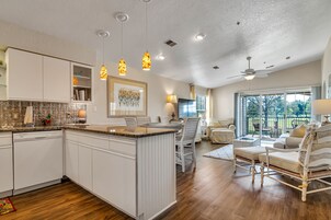 Condo, 2 quartos | Cozinha privada | Geladeira, micro-ondas, fogão, lava-louças