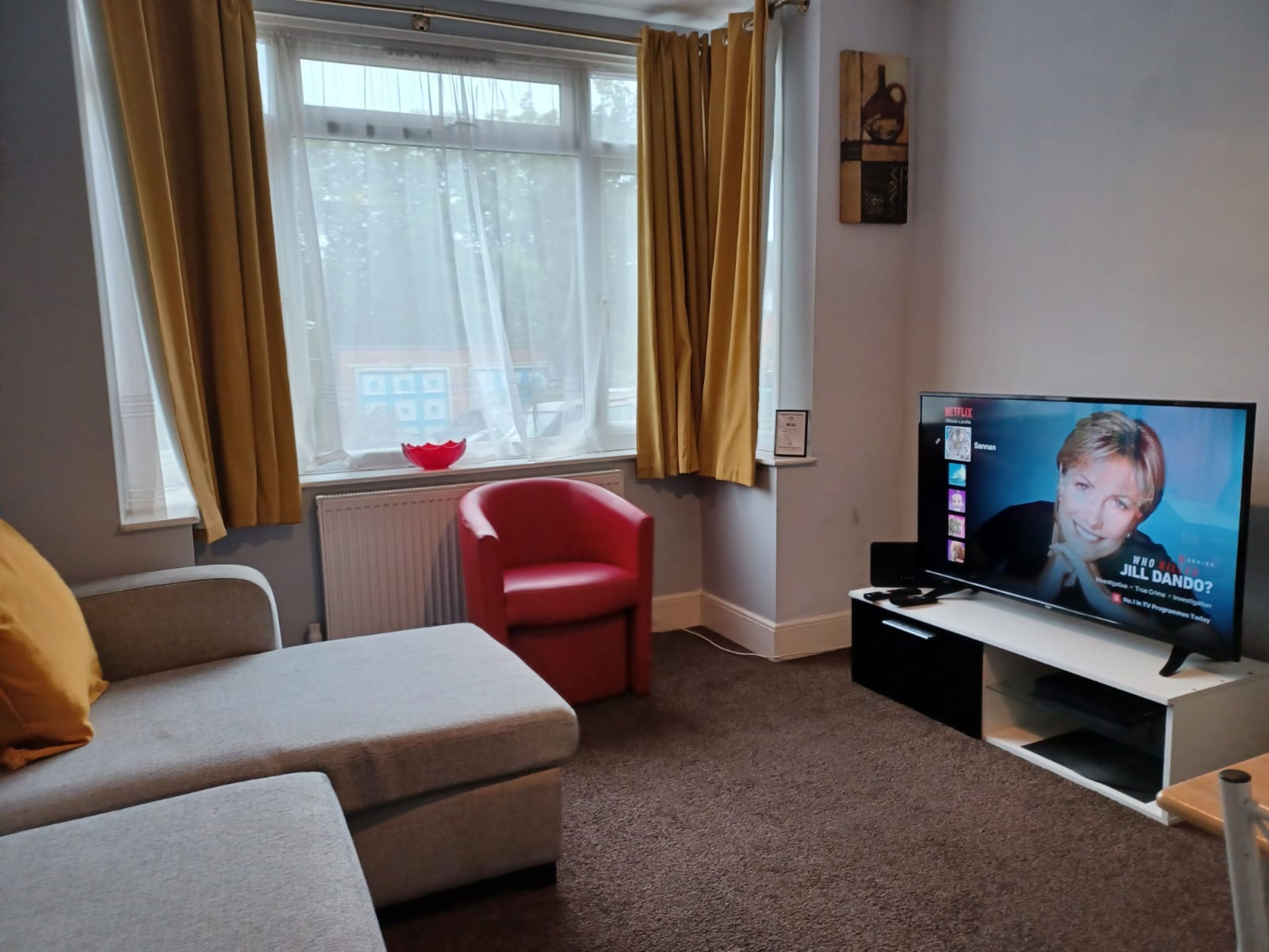 Casa Comfort | Sala de estar | Smart TV de 55 de polegadas com canais digitais, televisor, Netflix 