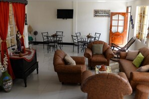 Pequeno-almoço completo diário incluído 