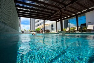 Piscina externa, espreguiçadeiras