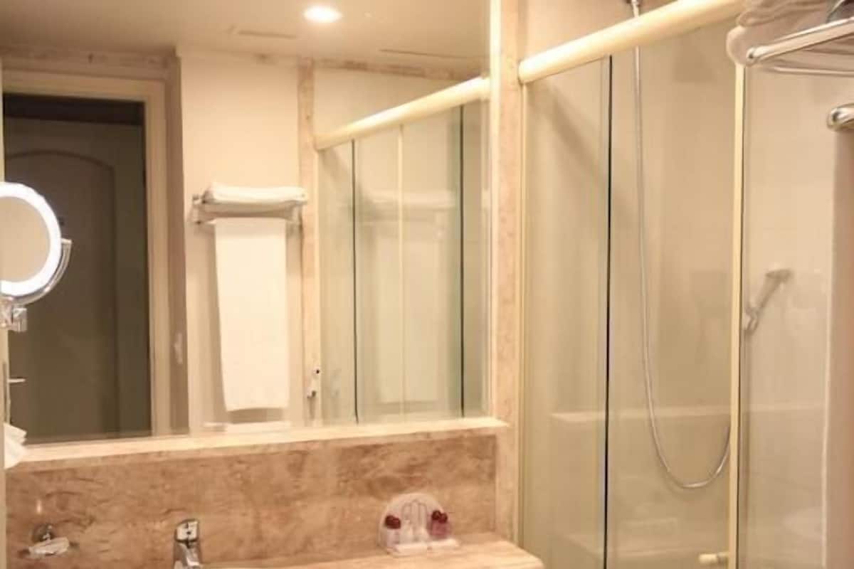 Chuveiro, secador de cabelo, toalhas de banho