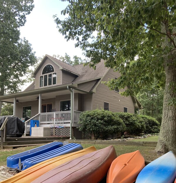 Private, Waterfront, Ultra-clean, Pet friendly, Kayaks, Canoe, Firepit ...