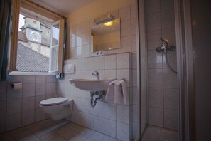 Quarto Duplo Comfort | Casa de banho | Um secador de cabelo, toalhas fornecidas