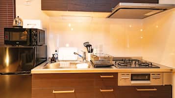 Cobertura premium (2F) | Cozinha americana privada | Geladeira, micro-ondas, cooktop, chaleira elétrica