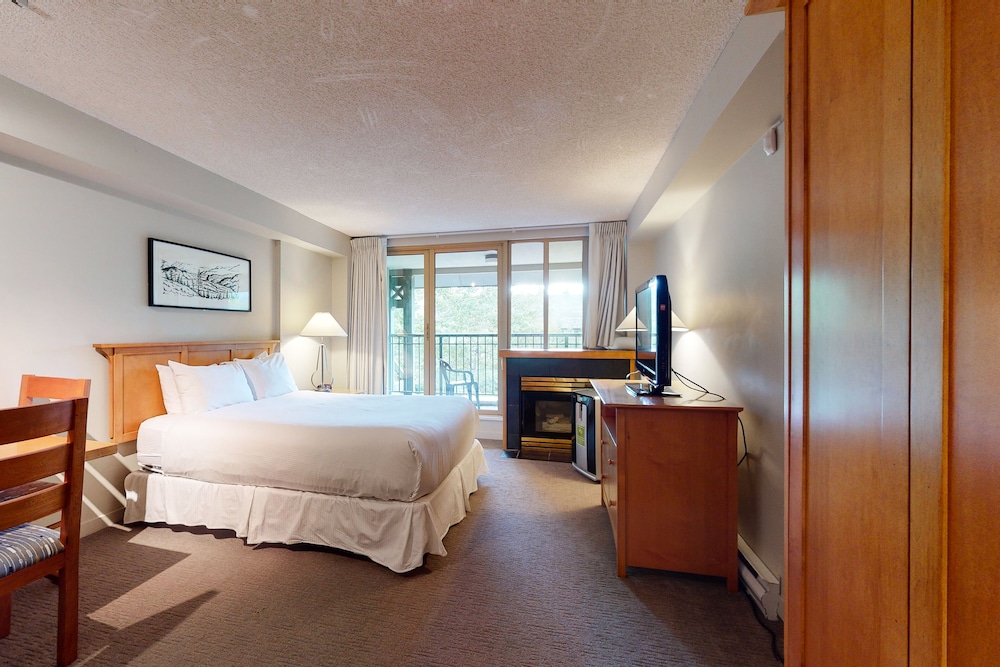 Comfortable Mountain Studio With Gym, Nearby Golf, & Fireplace - Ski Access - British Columbia