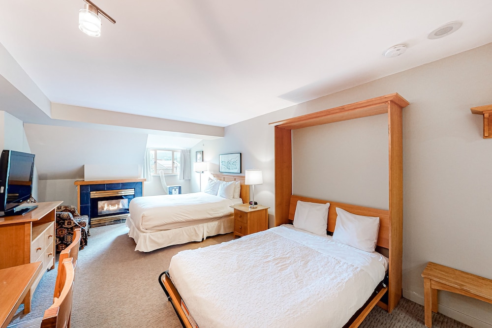 Ski Holiday 5th-floor Studio In The Village With Fireplace & Gym - Walk To Lifts - ブリティッシュコロンビア州
