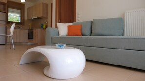 Apartamento, terraço | Sala de estar | Televisor de ecrã plano de 32 polegadas com canais via satélite 