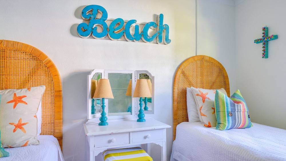 Coastal Cottage 4 Blocks From Beach, Fall Specials & Military Discounts - Tybee Island, GA