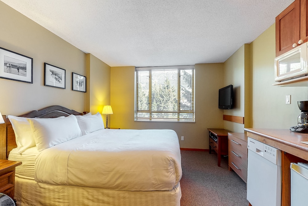 Inviting, 2nd-floor Condo With Mountain Views, Pool & Hot Tubs - Walk To Lifts - Whistler