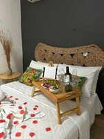 Frigobar, roupa de cama