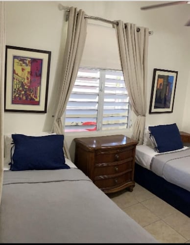 Comfy Studiow/ King Bed 2 Blocks From The Beach! - San Juan
