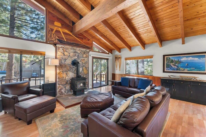 Hot Tub! Gas Fireplace! Two Decks, Garage, New Flooring, Pets Ok! - Kings Beach, CA