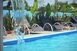 2 piscinas externas, funciona das 10h às 20h, guarda-sóis