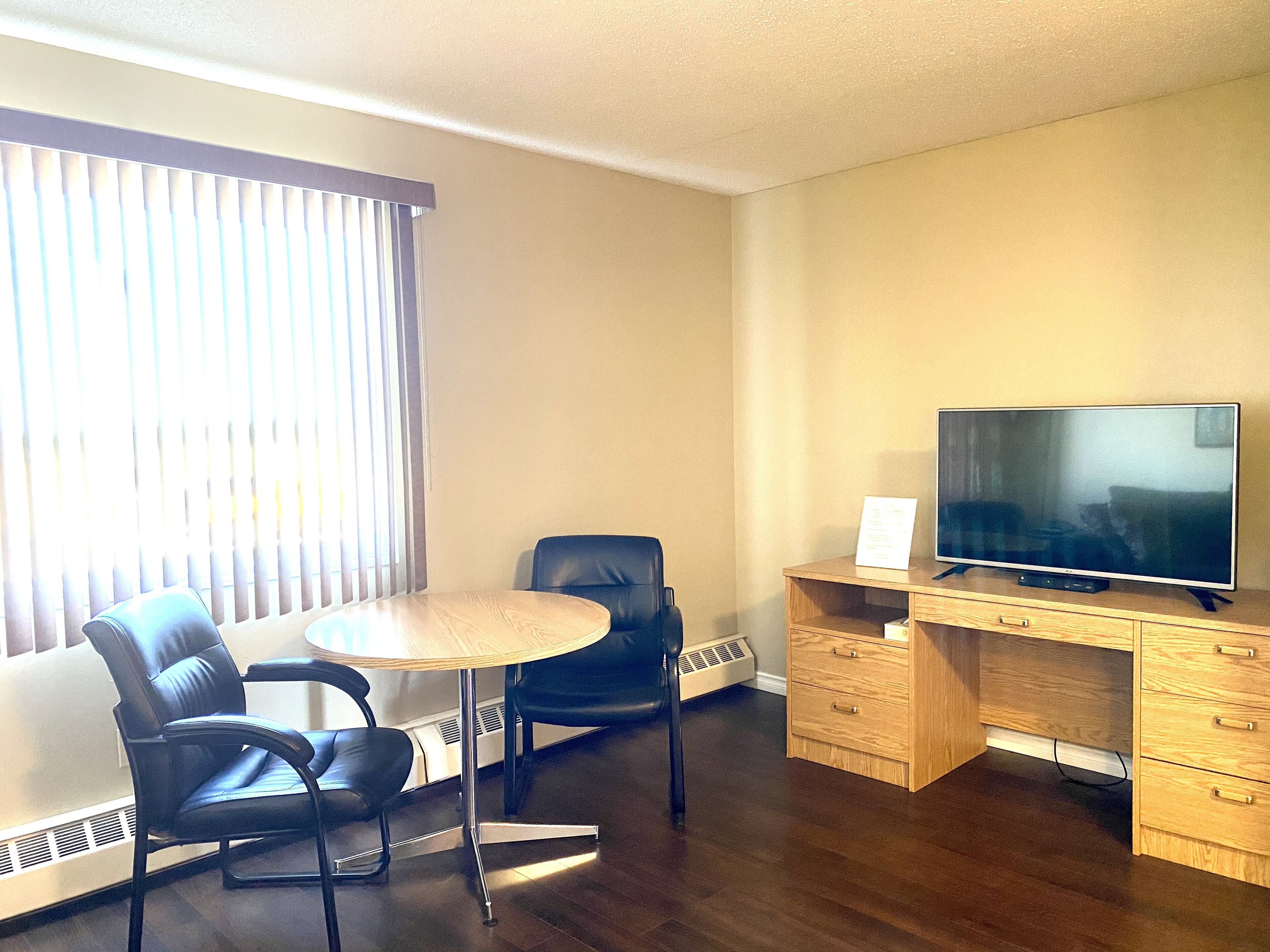 Suite Deluxe, 1 quarto | Sala | Smart TV de 58 polegadas com canais via satélite 