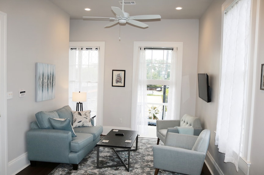 Beautiful 2 Bd W/ Balcony, 1 Block Off St. Charles - Tulane University,New Orleans