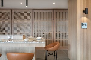 Pequeno-almoço completo diário (15 GBP por pessoa) 