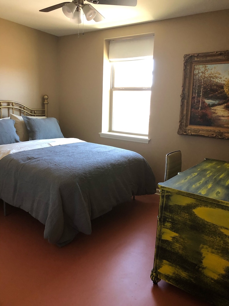 Stay Close To Entertainment! \Ndowntown Lr 2 Bedroom Apt Near Simmons Bank Arena - North Little Rock, AR