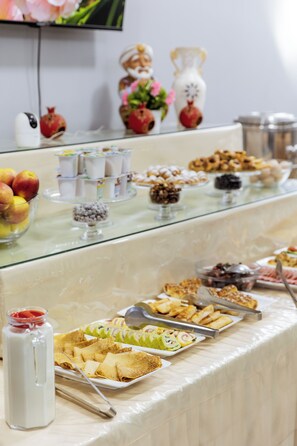 Café da manhã com buffet grátis todos os dias