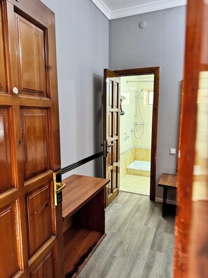 Escrivaninha, cortinas blackout, ferros/tábuas de passar roupa