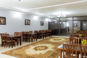 Café da manhã com buffet grátis todos os dias