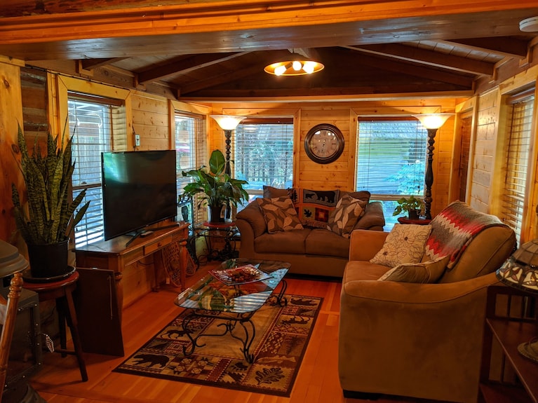 Cozy Log Cabin In Peaceful Wooded Surroundings - Redmond, WA