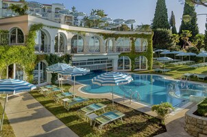 Piscina interna, piscina externa, guarda-sóis, espreguiçadeiras