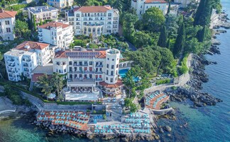 Uma praia privada, praia de areia branca, espreguiçadeiras 