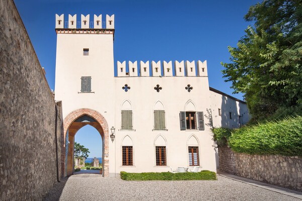 The First Of The Castle, Prestigious One-bedroom Apartment With Lake View, Swimming Pool - Lazise