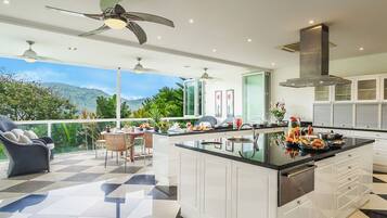 Villa, piscina privativa | Cozinha privada | Um frigorífico/congelador grande, um micro-ondas, um forno