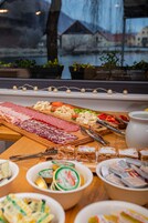 Café da manhã com buffet todos os dias (EUR 10 por pessoa) 