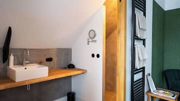 Quarto Duplo Design (Bittere Kamer) | Casa de banho | Um polibã, um secador de cabelo, toalhas fornecidas, sabão