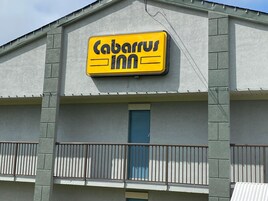 Um edifício com uma placa indicando 'Cabarrus Inn' na fachada.