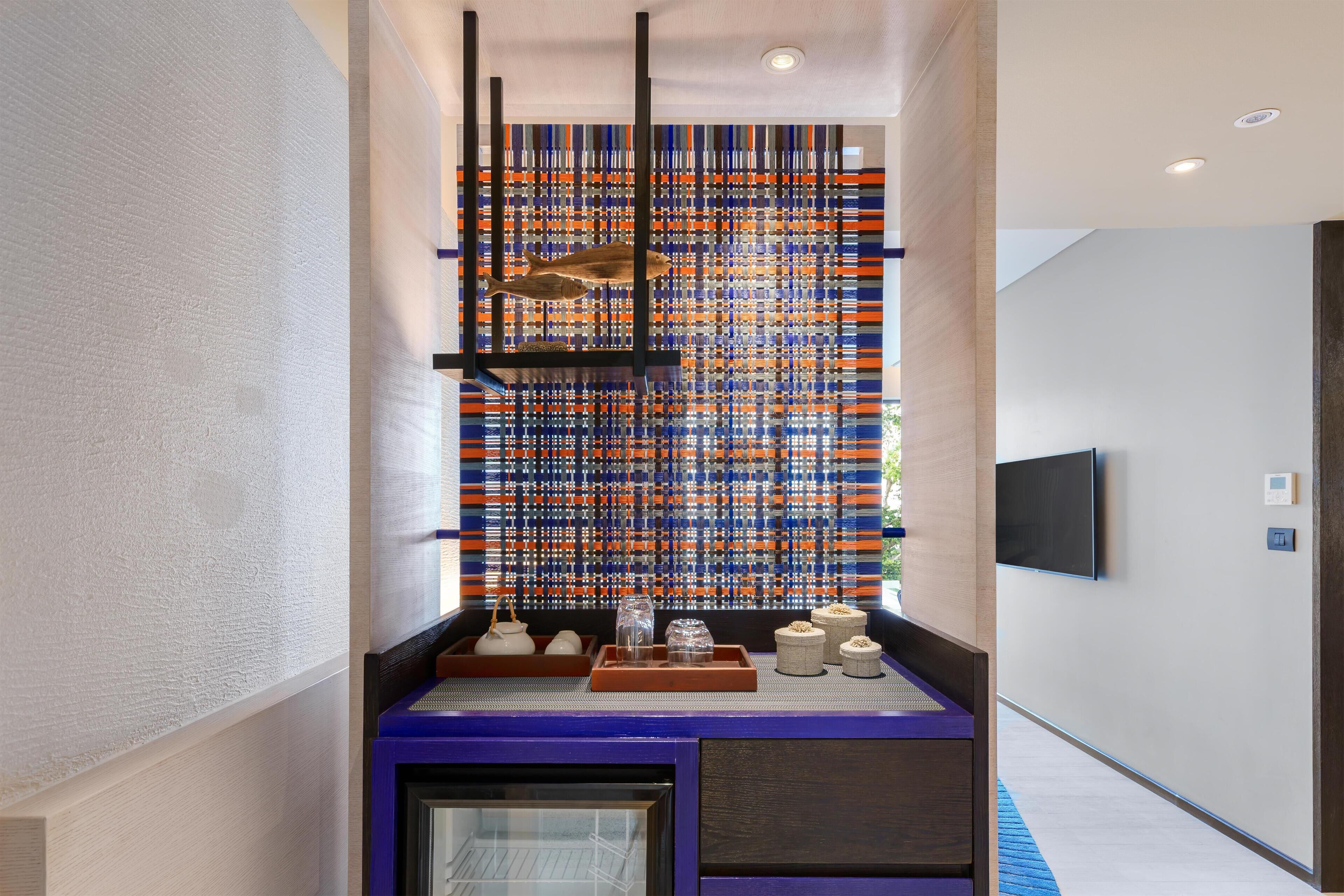 Roupa de alta qualidade, minibar, cofre no quarto 