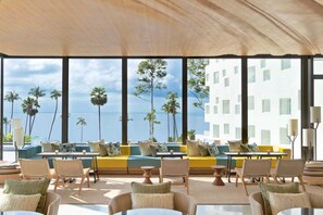 Junto à piscina, aberto diariamente 