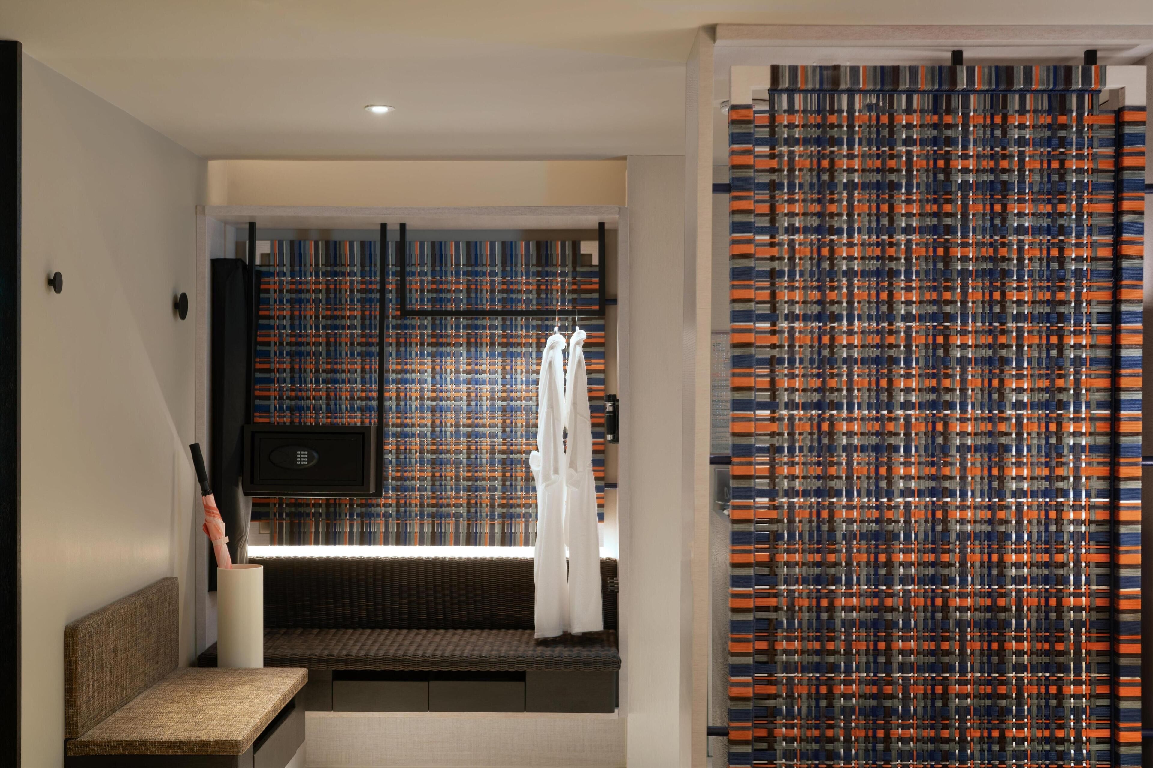 Roupa de alta qualidade, minibar, cofre no quarto 