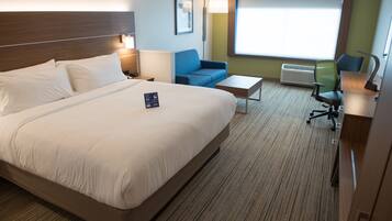 Secretária, cortinas/cortinados opacos, ferro/tábua de engomar