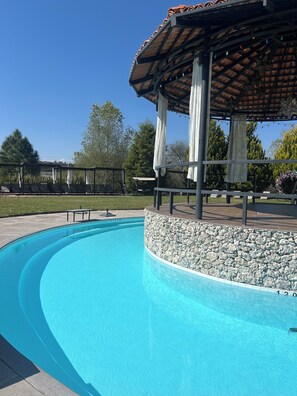 Piscina externa, funciona das 15h às 23h, espreguiçadeiras