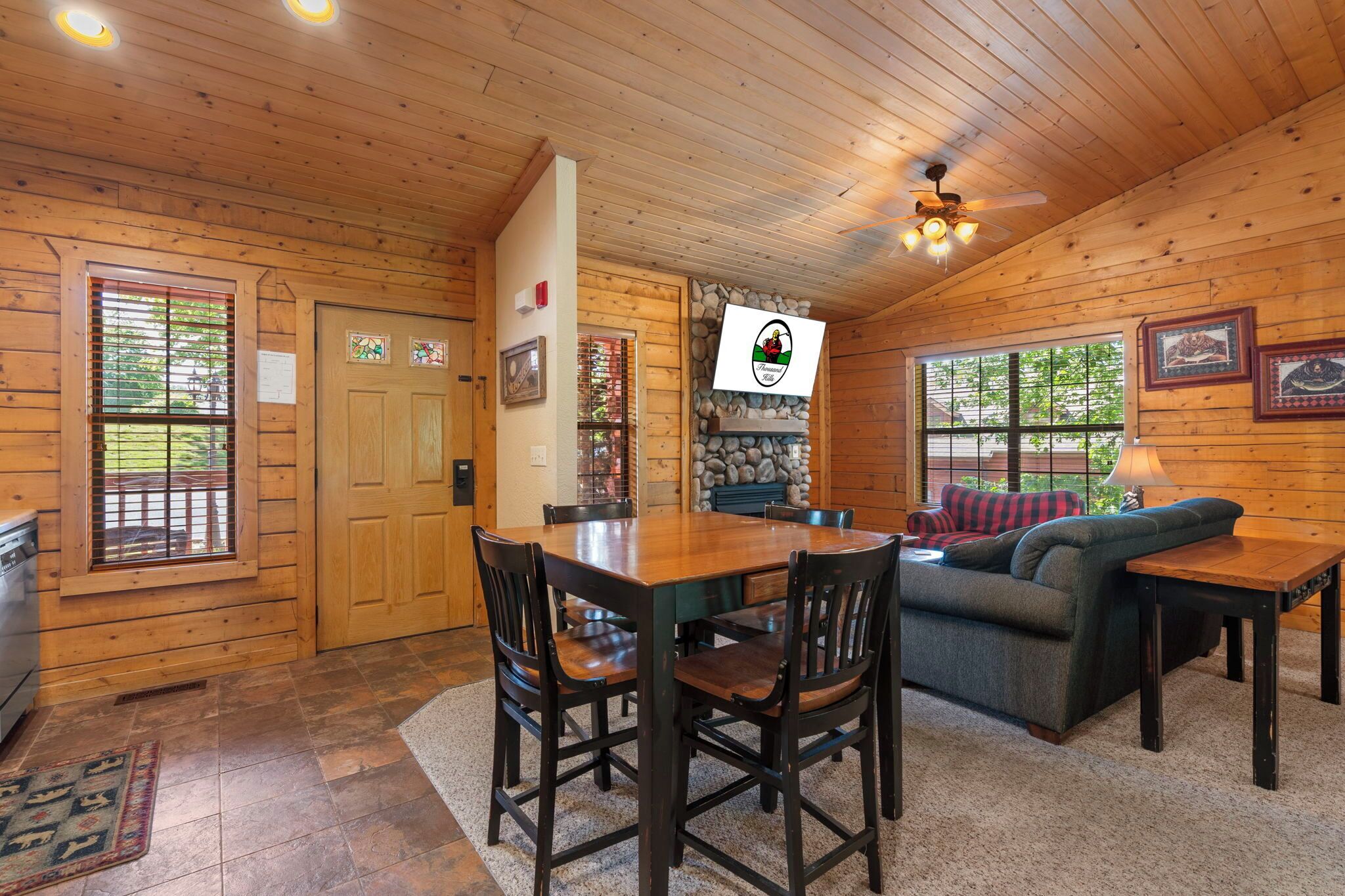 Romantic Cabin With Fireplace & Whirlpool Tub - 2 Min To Aquarium! - ミズーリ州