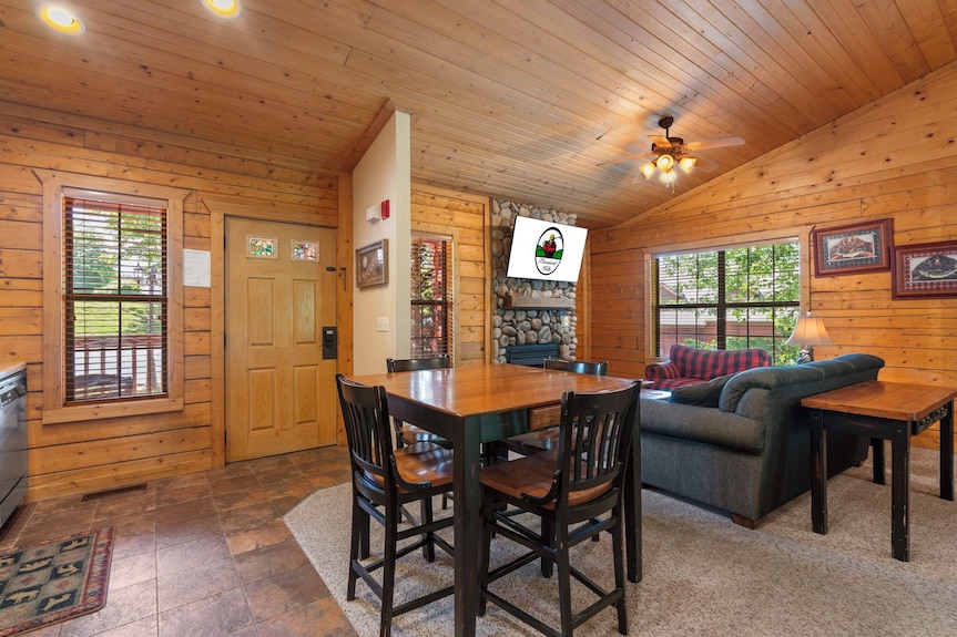 Romantic Cabin With Fireplace & Whirlpool Tub - 2 Min To Aquarium! - ミズーリ州