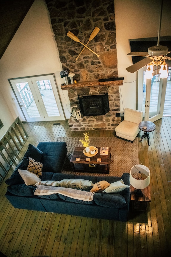 Lakefront Oasis: Fireplace, Porch, Dock, Kayaks, Arcade & Gameroom - Watts Bar Lake, TN