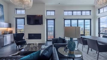 Penthouse Presidencial, terraço (1 Bedroom) | Sala de estar | Televisor de 55 polegadas com canais via satélite, Netflix