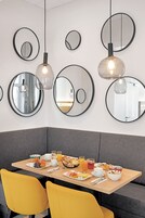 Pequeno-almoço tipo buffet diário (12.99 EUR por pessoa)