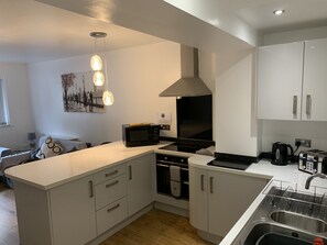 Geladeira, micro-ondas, fogão, cooktop